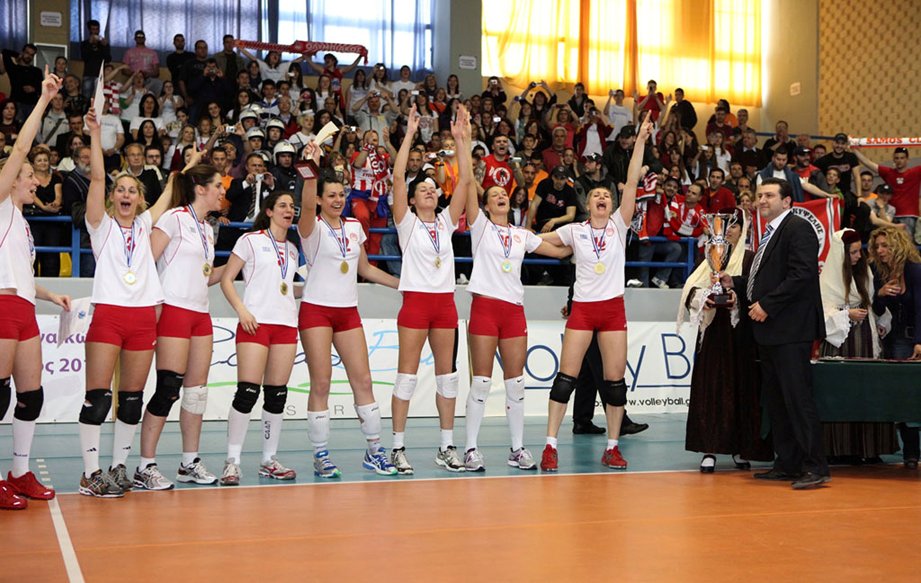 Βόλεϊ Γυναικών - Απονομή Κυπέλλου 2010-2011 - ΟΛΥΜΠΙΑΚΟΣ - Olympiacos.org
