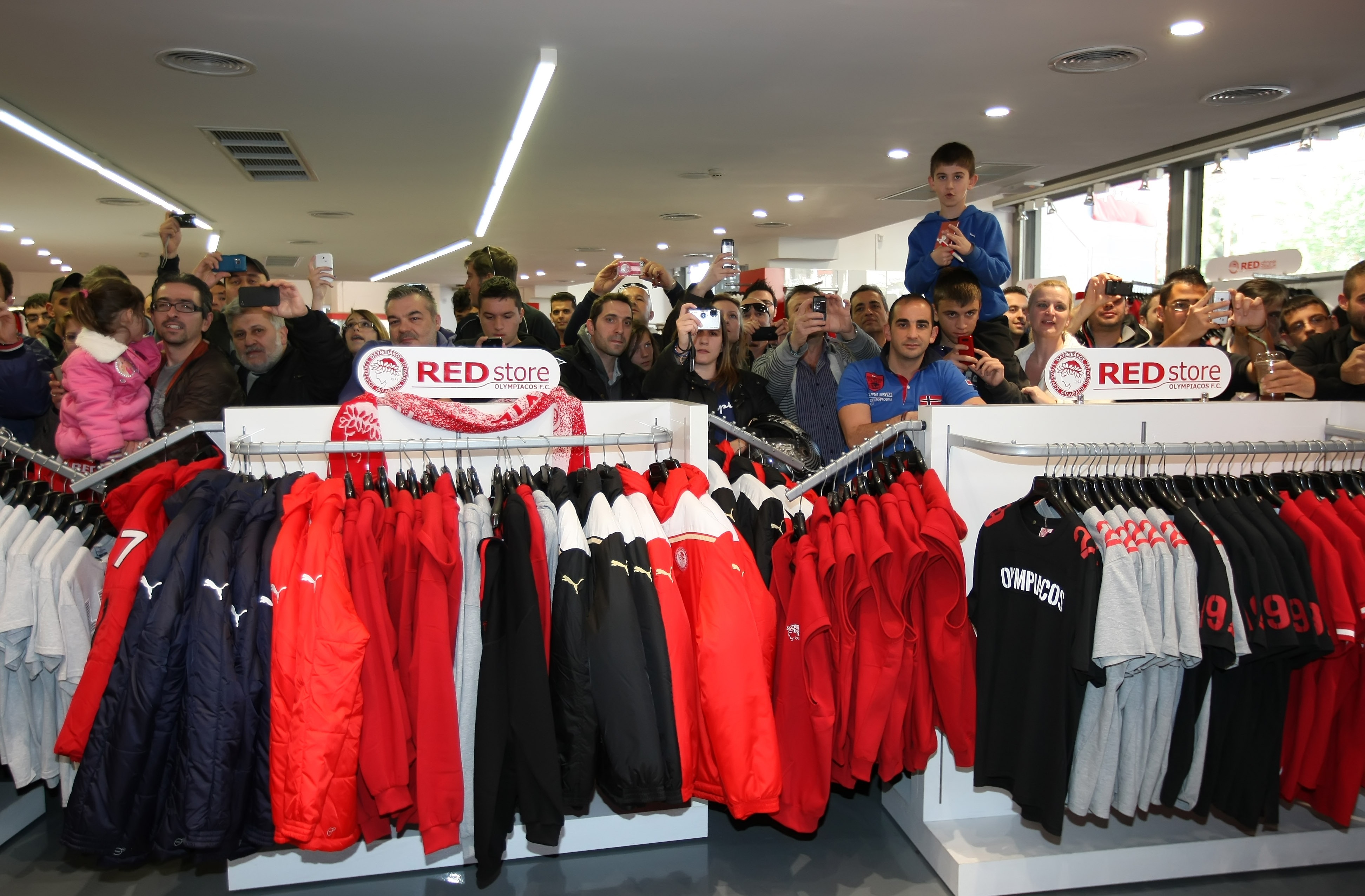 Photostory from Giovanni's visit at Red Store - ΟΛΥΜΠΙΑΚΟΣ - Olympiacos.org