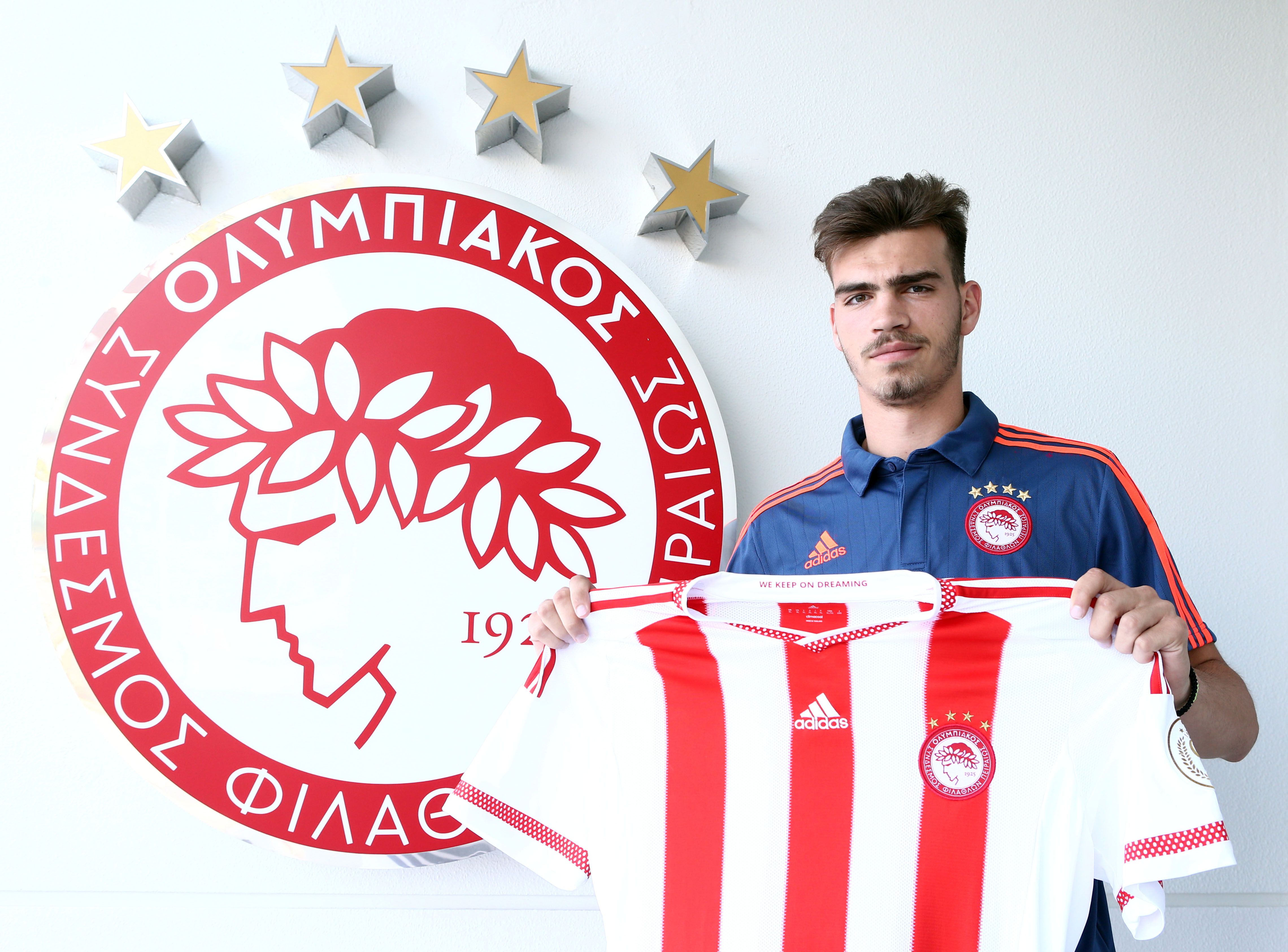 Imagenes de la transferencia de Dimitris Goutas al Olympiacos - ΟΛΥΜΠΙΑΚΟΣ - Olympiacos.org