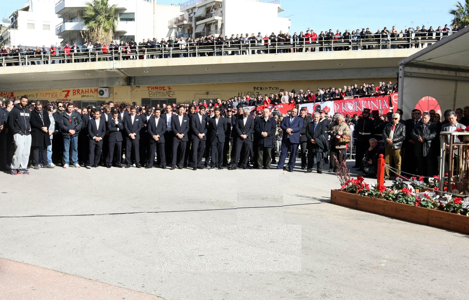 Αδέρφια ζείτε, εσείς μας οδηγείτε... - ΟΛΥΜΠΙΑΚΟΣ - Olympiacos.org