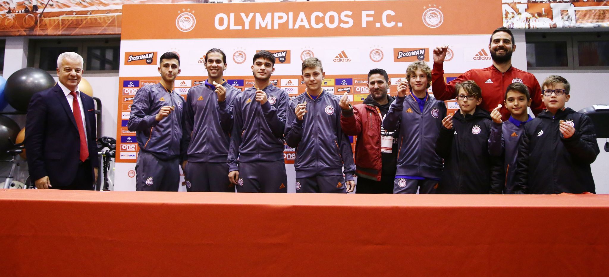 Έκοψε την πίτα η Ακαδημία - ΟΛΥΜΠΙΑΚΟΣ - Olympiacos.org
