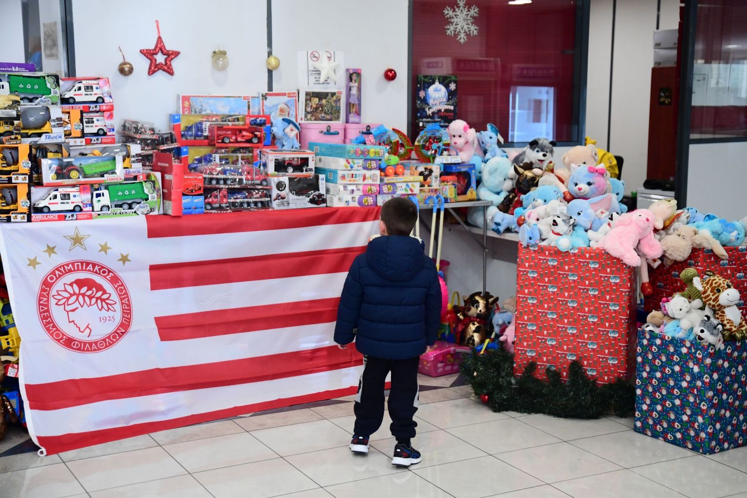 Red-and-white Christmas gifts for the children of Perama Municipality ...